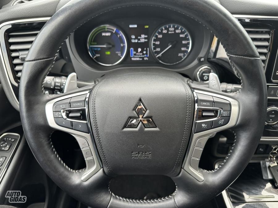 Black Mitsubishi Outlander 2019 in Avizieniai, with an engine capacity of 2.40 L and mileage of 152 thousand km for 17250 €, photo 13 on AUTOMOTO.COM.LV