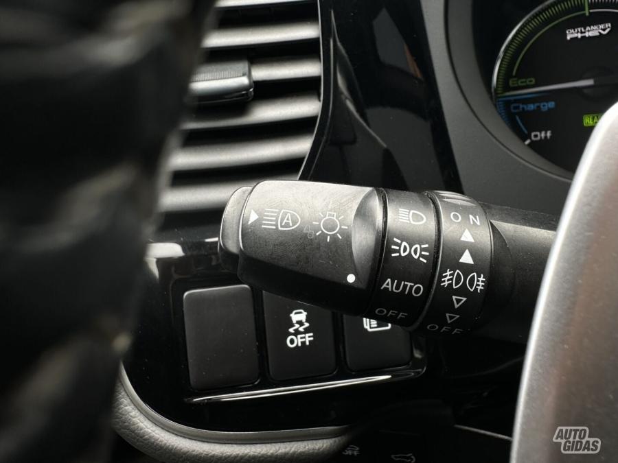Black Mitsubishi Outlander 2019 in Avizieniai, with an engine capacity of 2.40 L and mileage of 152 thousand km for 17250 €, photo 18 on AUTOMOTO.COM.LV