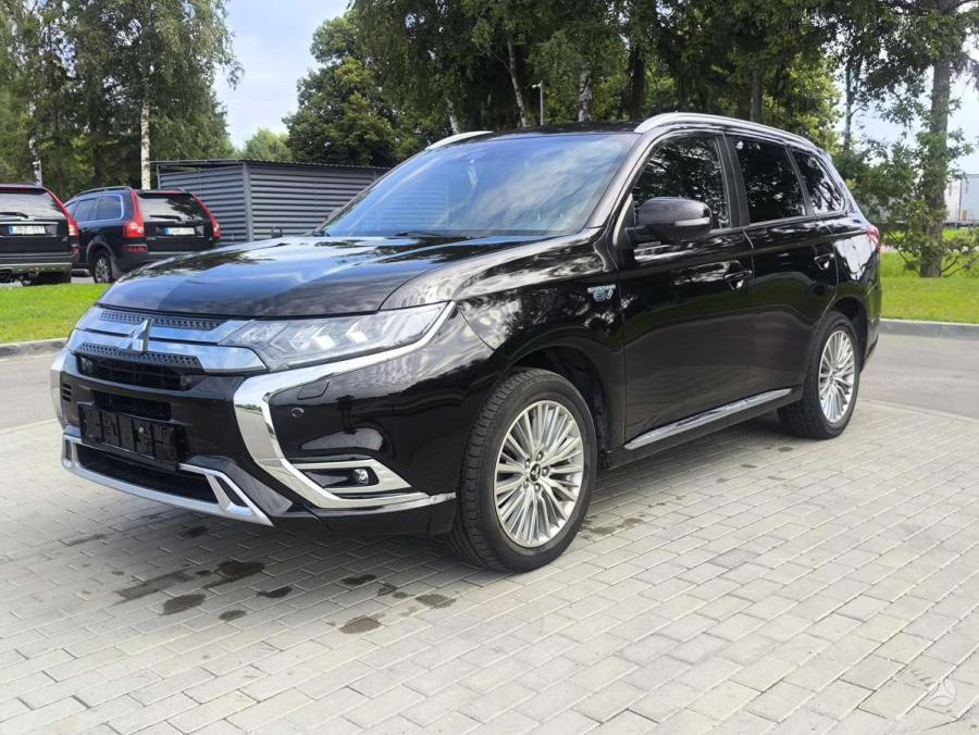 Black Mitsubishi Outlander 2019 in Vilnius, with an engine capacity of 2.36 L and mileage of 111 thousand km for 16750 €, photo 1 on AUTOMOTO.COM.LV