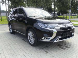 Black Mitsubishi Outlander 2019 in Vilnius, with an engine capacity of 2.36 L and mileage of 111 thousand km for 16750 €, photo 4 on AUTOMOTO.COM.LV