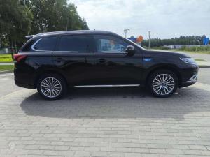Black Mitsubishi Outlander 2019 in Vilnius, with an engine capacity of 2.36 L and mileage of 111 thousand km for 16750 €, photo 5 on AUTOMOTO.COM.LV