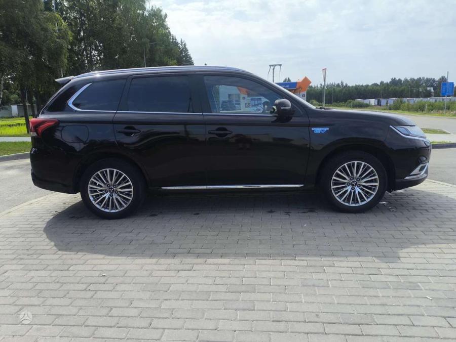 Black Mitsubishi Outlander 2019 in Vilnius, with an engine capacity of 2.36 L and mileage of 111 thousand km for 16750 €, photo 5 on AUTOMOTO.COM.LV