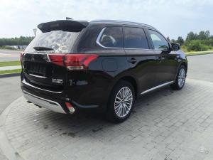Black Mitsubishi Outlander 2019 in Vilnius, with an engine capacity of 2.36 L and mileage of 111 thousand km for 16750 €, photo 6 on AUTOMOTO.COM.LV