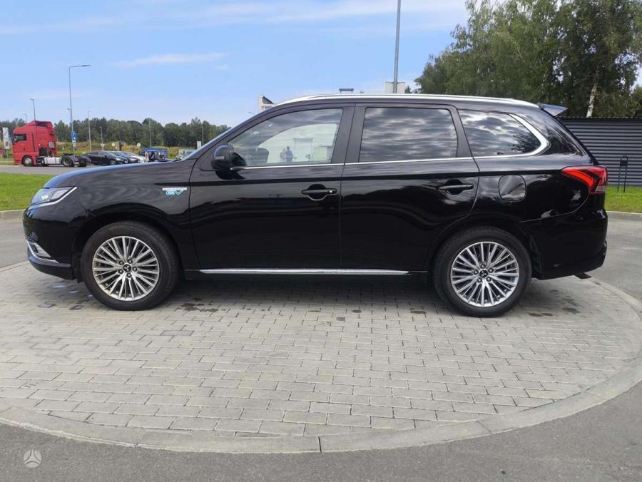 Black Mitsubishi Outlander 2019 in Vilnius, with an engine capacity of 2.36 L and mileage of 111 thousand km for 16750 €, photo 9 on AUTOMOTO.COM.LV