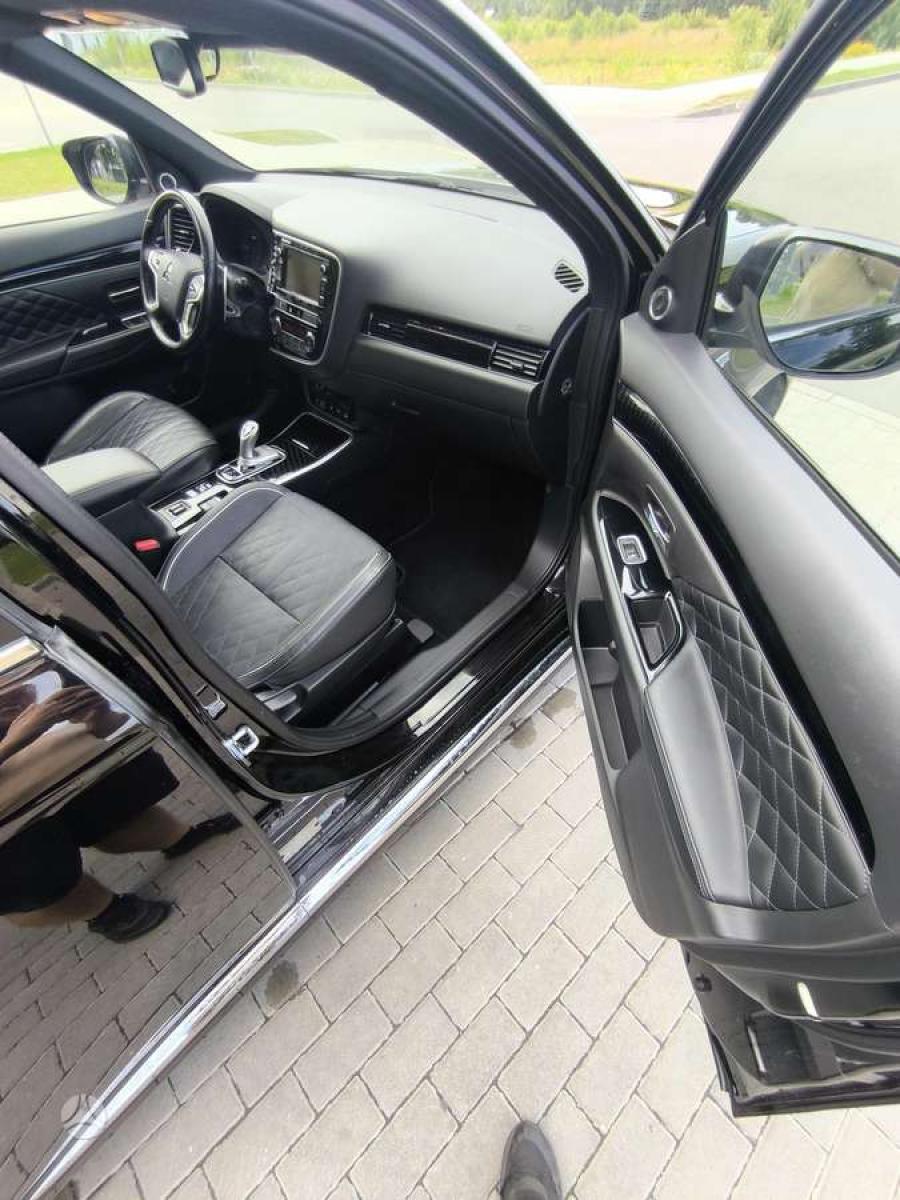 Black Mitsubishi Outlander 2019 in Vilnius, with an engine capacity of 2.36 L and mileage of 111 thousand km for 16750 €, photo 12 on AUTOMOTO.COM.LV