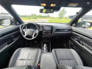 Black Mitsubishi Outlander 2019 in Vilnius, with an engine capacity of 2.36 L and mileage of 111 thousand km for 16750 €, photo 17 on AUTOMOTO.COM.LV