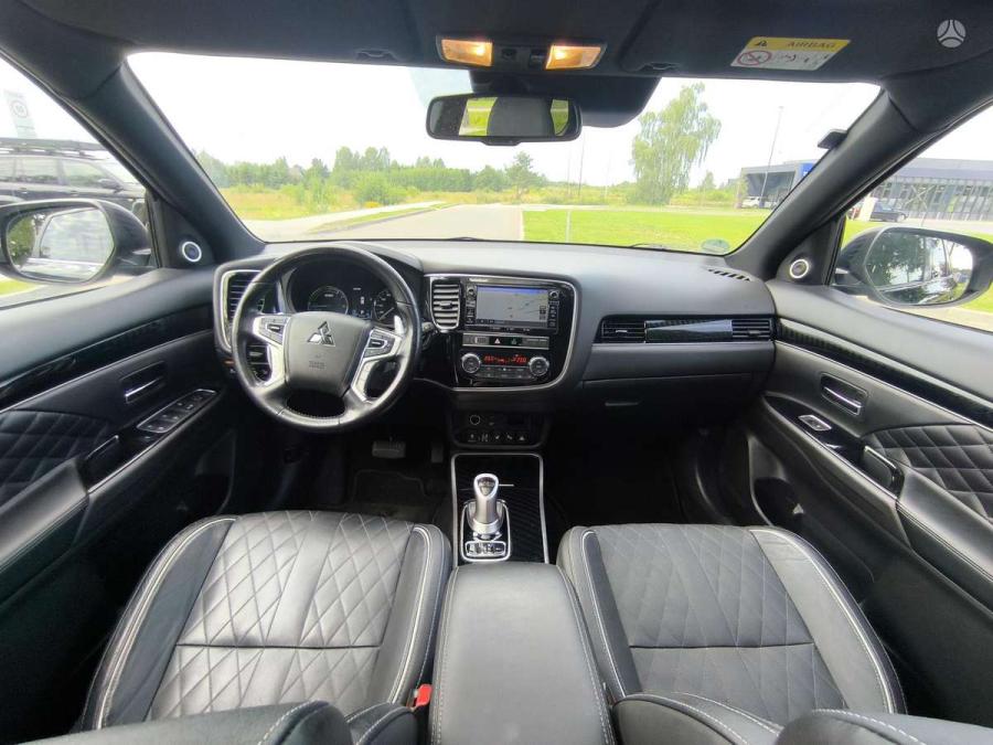 Black Mitsubishi Outlander 2019 in Vilnius, with an engine capacity of 2.36 L and mileage of 111 thousand km for 16750 €, photo 17 on AUTOMOTO.COM.LV