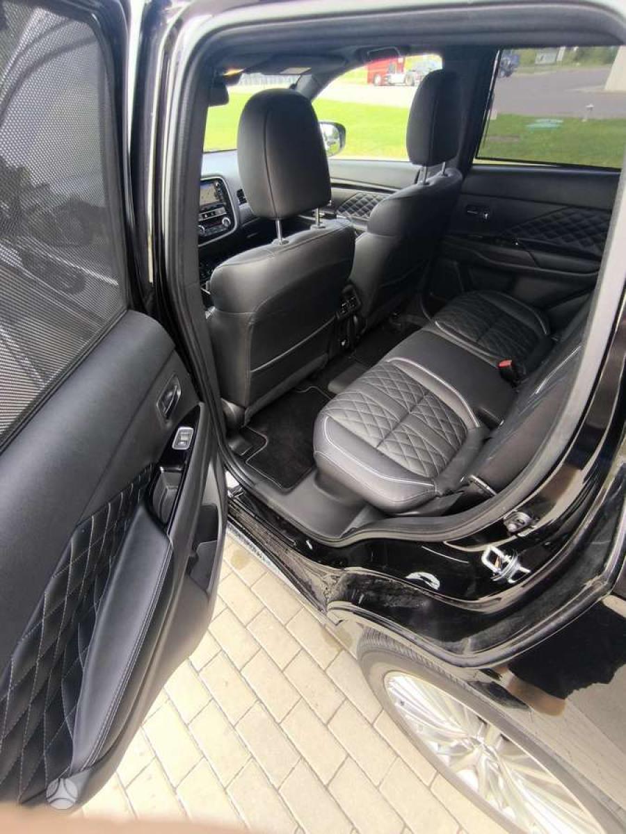 Black Mitsubishi Outlander 2019 in Vilnius, with an engine capacity of 2.36 L and mileage of 111 thousand km for 16750 €, photo 18 on AUTOMOTO.COM.LV
