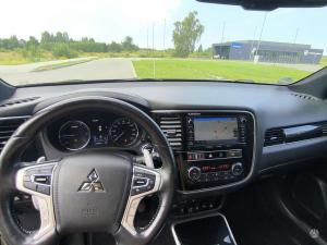 Black Mitsubishi Outlander 2019 in Vilnius, with an engine capacity of 2.36 L and mileage of 111 thousand km for 16750 €, photo 22 on AUTOMOTO.COM.LV