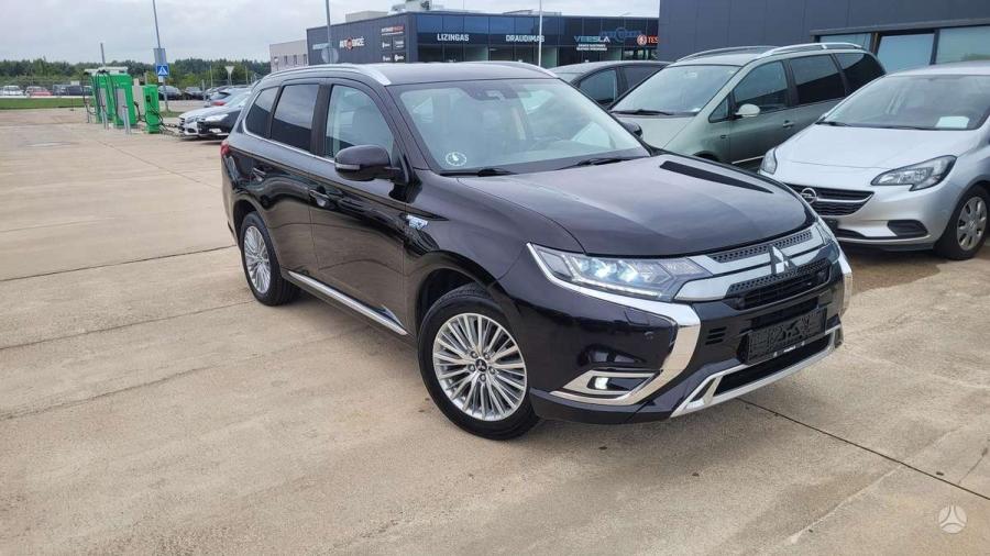 Black Mitsubishi Outlander 2019 in Siauliai, with an engine capacity of 2.00 L and mileage of 134 thousand km for 15200 €, photo 1 on AUTOMOTO.COM.LV