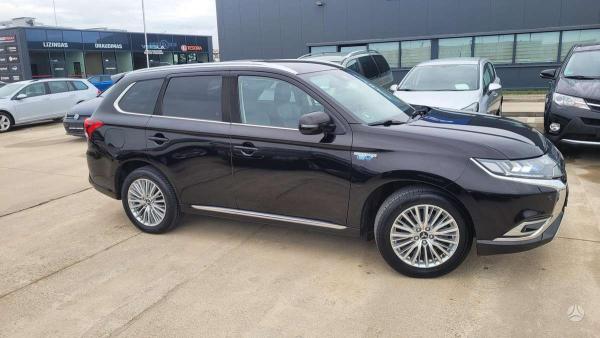 Black Mitsubishi Outlander 2019 in Siauliai, with an engine capacity of 2.00 L and mileage of 134 thousand km for 15200 €, photo 3 on AUTOMOTO.COM.LV