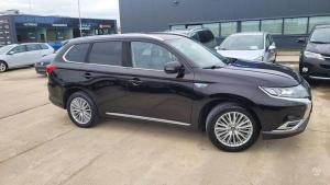 Black Mitsubishi Outlander 2019 in Siauliai, with an engine capacity of 2.00 L and mileage of 134 thousand km for 15200 €, photo 4 on AUTOMOTO.COM.LV