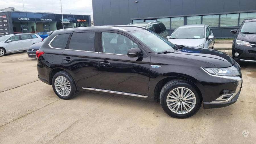 Black Mitsubishi Outlander 2019 in Siauliai, with an engine capacity of 2.00 L and mileage of 134 thousand km for 15200 €, photo 4 on AUTOMOTO.COM.LV