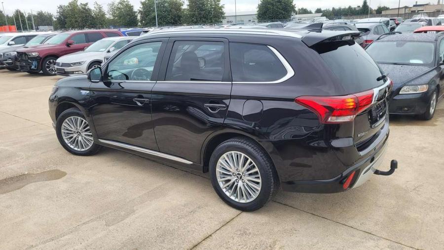 Black Mitsubishi Outlander 2019 in Siauliai, with an engine capacity of 2.00 L and mileage of 134 thousand km for 15200 €, photo 5 on AUTOMOTO.COM.LV