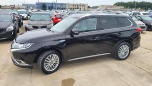 Black Mitsubishi Outlander 2019 in Siauliai, with an engine capacity of 2.00 L and mileage of 134 thousand km for 15200 €, photo 6 on AUTOMOTO.COM.LV