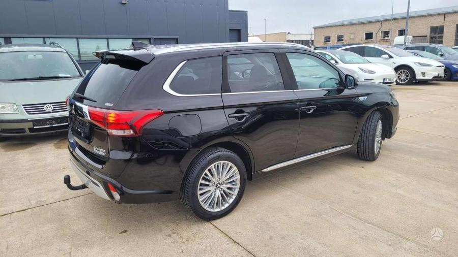 Black Mitsubishi Outlander 2019 in Siauliai, with an engine capacity of 2.00 L and mileage of 134 thousand km for 15200 €, photo 7 on AUTOMOTO.COM.LV