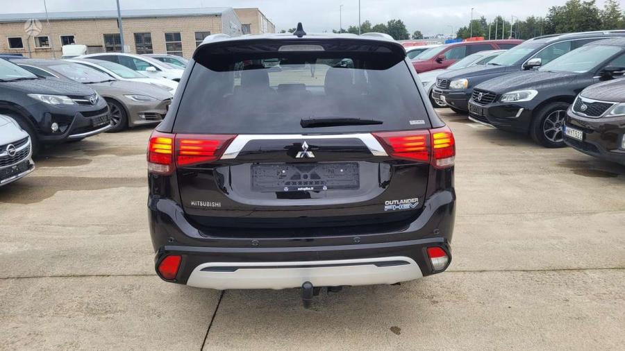 Black Mitsubishi Outlander 2019 in Siauliai, with an engine capacity of 2.00 L and mileage of 134 thousand km for 15200 €, photo 8 on AUTOMOTO.COM.LV
