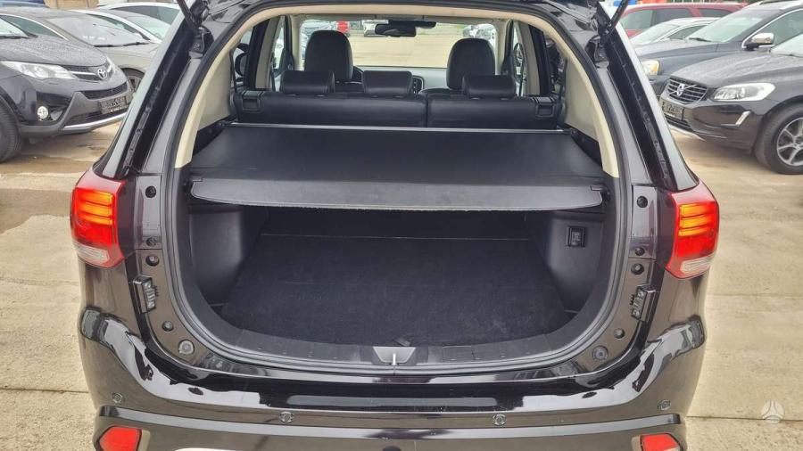 Black Mitsubishi Outlander 2019 in Siauliai, with an engine capacity of 2.00 L and mileage of 134 thousand km for 15200 €, photo 9 on AUTOMOTO.COM.LV