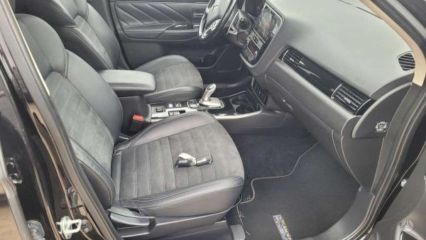 Black Mitsubishi Outlander 2019 in Siauliai, with an engine capacity of 2.00 L and mileage of 134 thousand km for 15200 €, photo 10 on AUTOMOTO.COM.LV