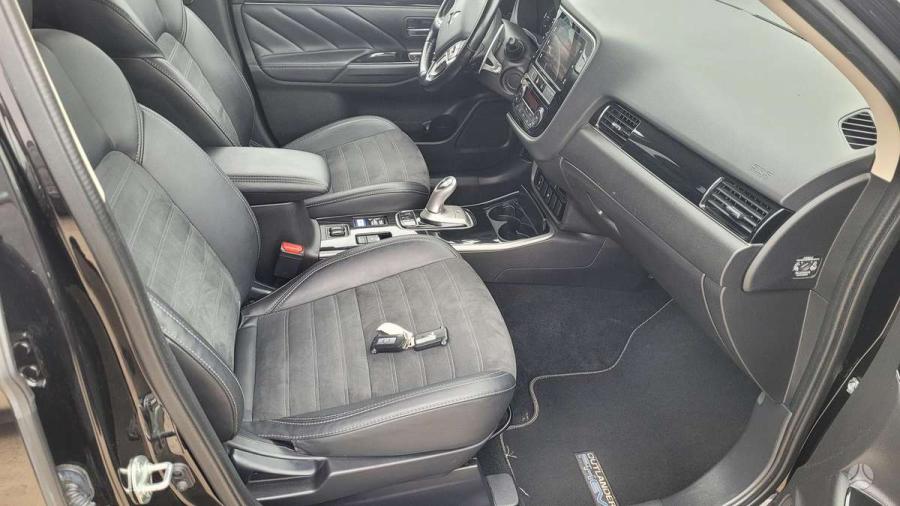 Black Mitsubishi Outlander 2019 in Siauliai, with an engine capacity of 2.00 L and mileage of 134 thousand km for 15200 €, photo 11 on AUTOMOTO.COM.LV