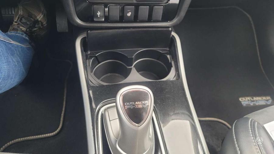 Black Mitsubishi Outlander 2019 in Siauliai, with an engine capacity of 2.00 L and mileage of 134 thousand km for 15200 €, photo 20 on AUTOMOTO.COM.LV