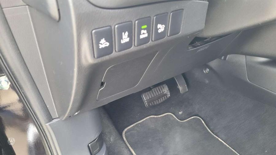 Black Mitsubishi Outlander 2019 in Siauliai, with an engine capacity of 2.00 L and mileage of 134 thousand km for 15200 €, photo 21 on AUTOMOTO.COM.LV