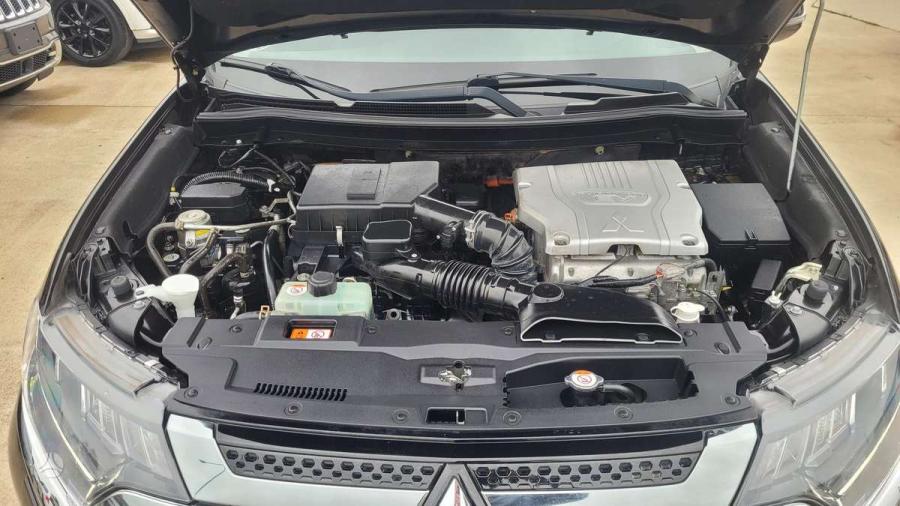 Black Mitsubishi Outlander 2019 in Siauliai, with an engine capacity of 2.00 L and mileage of 134 thousand km for 15200 €, photo 25 on AUTOMOTO.COM.LV