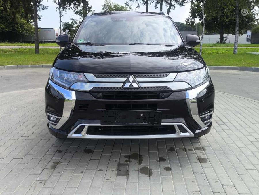 Black Mitsubishi Outlander 2019 in Vilnius, with an engine capacity of 2.36 L and mileage of 111 thousand km for 15950 €, photo 3 on AUTOMOTO.COM.LV