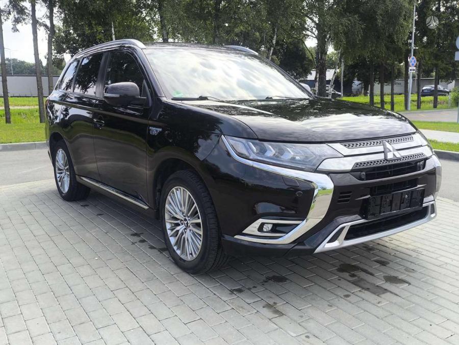 Black Mitsubishi Outlander 2019 in Vilnius, with an engine capacity of 2.36 L and mileage of 111 thousand km for 15950 €, photo 4 on AUTOMOTO.COM.LV