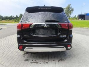Black Mitsubishi Outlander 2019 in Vilnius, with an engine capacity of 2.36 L and mileage of 111 thousand km for 15950 €, photo 9 on AUTOMOTO.COM.LV
