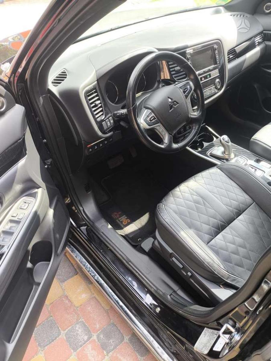 Black Mitsubishi Outlander 2019 in Vilnius, with an engine capacity of 2.36 L and mileage of 111 thousand km for 15950 €, photo 10 on AUTOMOTO.COM.LV