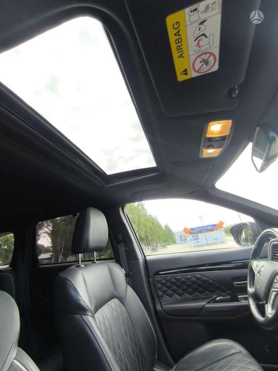 Black Mitsubishi Outlander 2019 in Vilnius, with an engine capacity of 2.36 L and mileage of 111 thousand km for 15950 €, photo 11 on AUTOMOTO.COM.LV