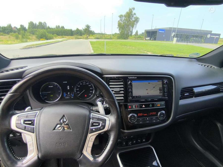 Black Mitsubishi Outlander 2019 in Vilnius, with an engine capacity of 2.36 L and mileage of 111 thousand km for 15950 €, photo 22 on AUTOMOTO.COM.LV
