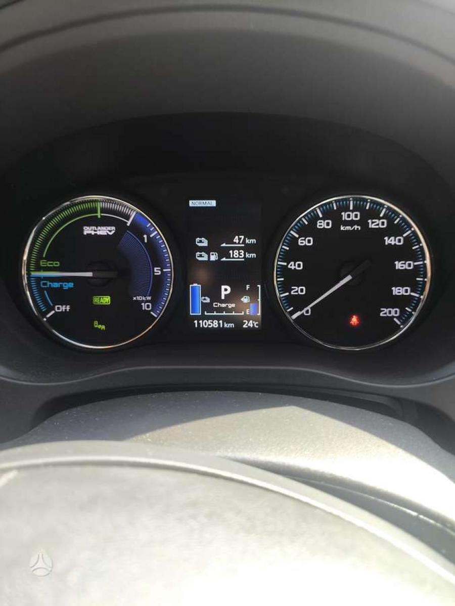 Black Mitsubishi Outlander 2019 in Vilnius, with an engine capacity of 2.36 L and mileage of 111 thousand km for 15950 €, photo 23 on AUTOMOTO.COM.LV