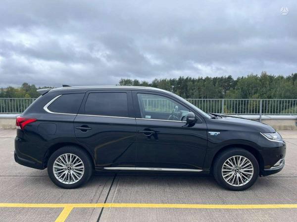 Mitsubishi Outlander 2019 in Vilnius on AUTOMOTO.COM.LV Black Mitsubishi Outlander 2019 in Vilnius, with an engine capacity of 2.40 L and mileage of 167 thousand km for 15999 €, photo 6 on AUTOMOTO.COM.LV