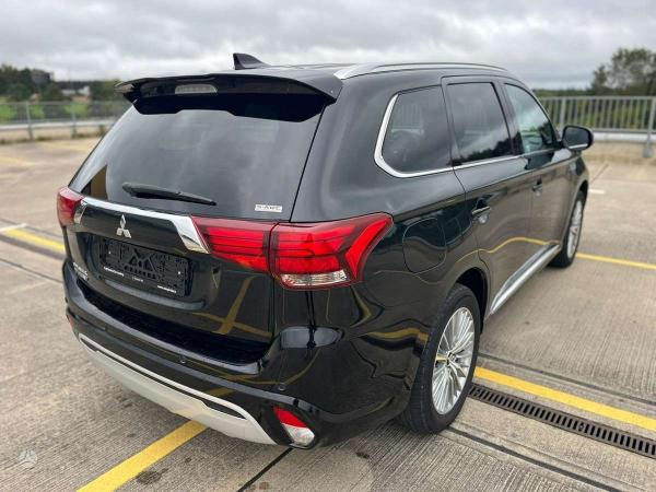 Mitsubishi Outlander 2019 in Vilnius on AUTOMOTO.COM.LV Black Mitsubishi Outlander 2019 in Vilnius, with an engine capacity of 2.40 L and mileage of 167 thousand km for 15999 €, photo 7 on AUTOMOTO.COM.LV