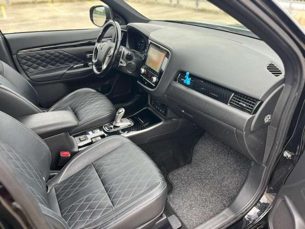 Mitsubishi Outlander 2019 in Vilnius on AUTOMOTO.COM.LV Black Mitsubishi Outlander 2019 in Vilnius, with an engine capacity of 2.40 L and mileage of 167 thousand km for 15999 €, photo 11 on AUTOMOTO.COM.LV