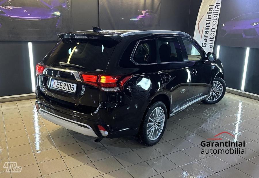 Black Mitsubishi Outlander 2020 in Avizieniai, with an engine capacity of 2.40 L and mileage of 85 thousand km for 21450 €, photo 2 on AUTOMOTO.COM.LV