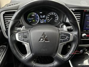 Black Mitsubishi Outlander 2020 in Avizieniai, with an engine capacity of 2.40 L and mileage of 85 thousand km for 21450 €, photo 6 on AUTOMOTO.COM.LV