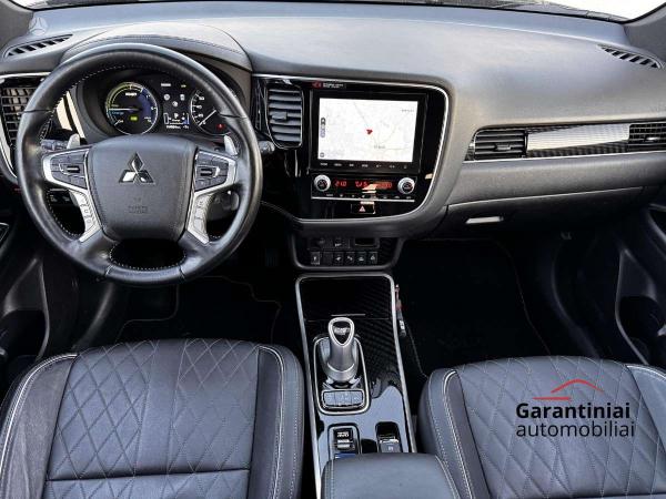 Black Mitsubishi Outlander 2020 in Vilnius, with an engine capacity of 2.36 L and mileage of 144 thousand km for 18950 €, photo 9 on AUTOMOTO.COM.LV