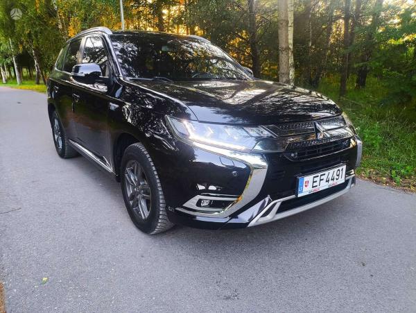 Black Mitsubishi Outlander 2020 in Vilnius, with an engine capacity of 2.36 L and mileage of 105 thousand km for 16999 €, photo 3 on AUTOMOTO.COM.LV