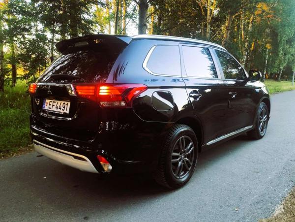 Black Mitsubishi Outlander 2020 in Vilnius, with an engine capacity of 2.36 L and mileage of 105 thousand km for 16999 €, photo 5 on AUTOMOTO.COM.LV