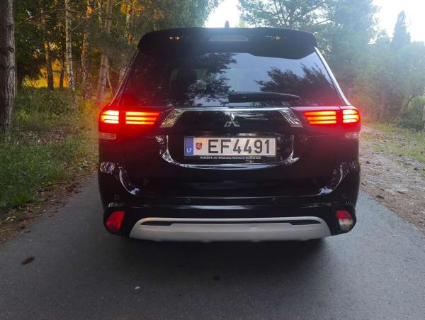 Black Mitsubishi Outlander 2020 in Vilnius, with an engine capacity of 2.36 L and mileage of 105 thousand km for 16999 €, photo 6 on AUTOMOTO.COM.LV