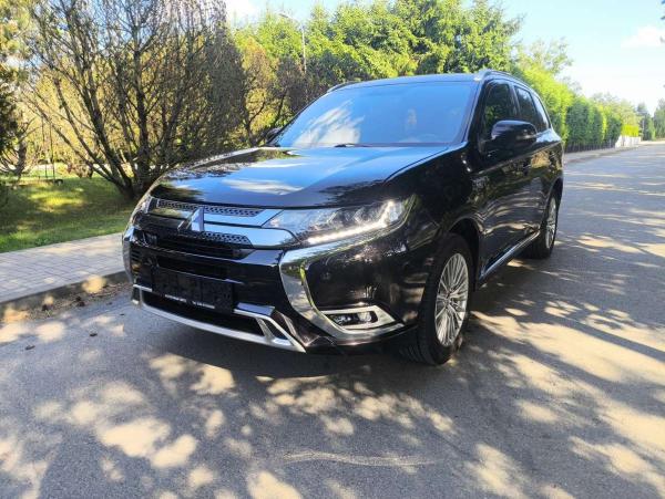 Melns Mitsubishi Outlander 2020 Viļņa, ar dzinēja tilpumu 2.36 L un nobraukumu 126 tūkst. km par 17545 €, foto 1 vietnē AUTOMOTO.COM.LV