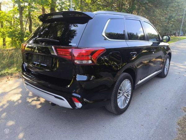 Melns Mitsubishi Outlander 2020 Viļņa, ar dzinēja tilpumu 2.36 L un nobraukumu 126 tūkst. km par 17545 €, foto 5 vietnē AUTOMOTO.COM.LV