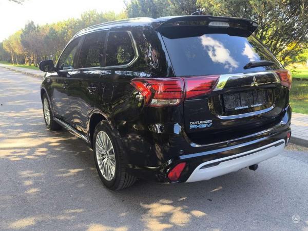 Melns Mitsubishi Outlander 2020 Viļņa, ar dzinēja tilpumu 2.36 L un nobraukumu 126 tūkst. km par 17545 €, foto 7 vietnē AUTOMOTO.COM.LV