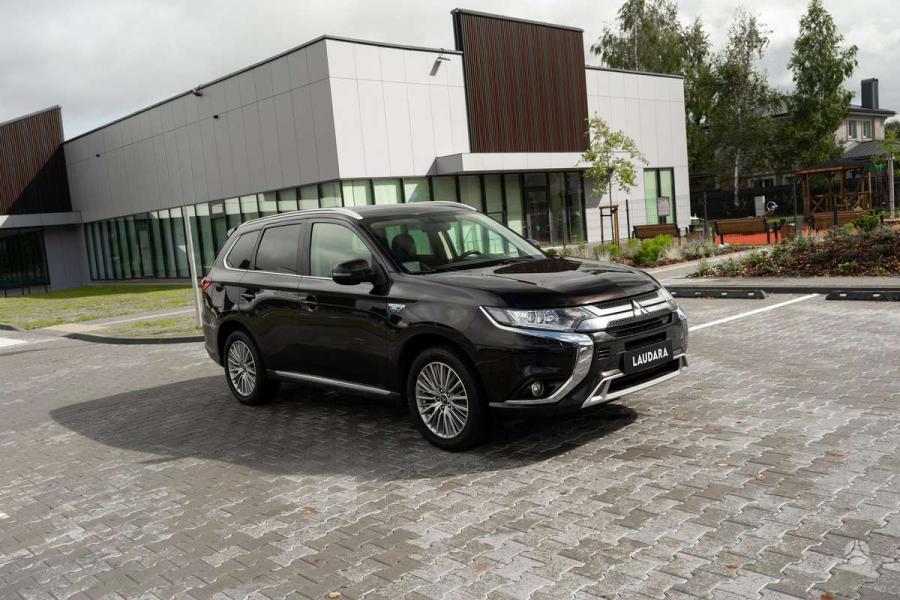 Melns Mitsubishi Outlander 2020 Viļņa, ar dzinēja tilpumu 2.00 L un nobraukumu 106 tūkst. km par 17500 €, foto 1 vietnē AUTOMOTO.COM.LV