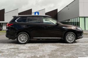 Melns Mitsubishi Outlander 2020 Viļņa, ar dzinēja tilpumu 2.00 L un nobraukumu 106 tūkst. km par 17500 €, foto 4 vietnē AUTOMOTO.COM.LV