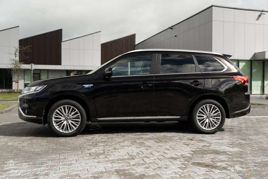 Melns Mitsubishi Outlander 2020 Viļņa, ar dzinēja tilpumu 2.00 L un nobraukumu 106 tūkst. km par 17500 €, foto 9 vietnē AUTOMOTO.COM.LV