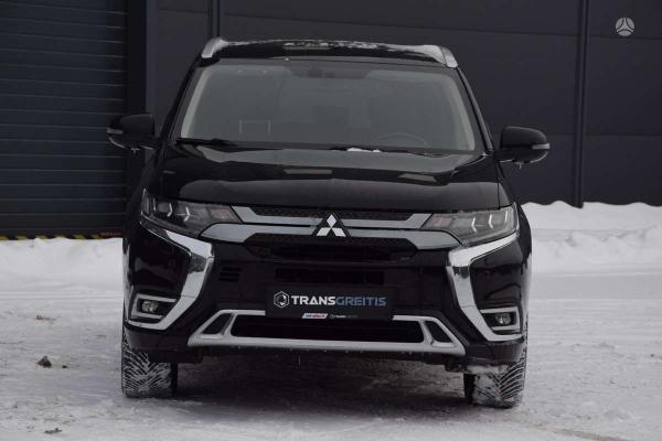 Black Mitsubishi Outlander 2021 in Vilnius, with an engine capacity of 2.36 L and mileage of 215 thousand km for 17500 €, photo 2 on AUTOMOTO.COM.LV